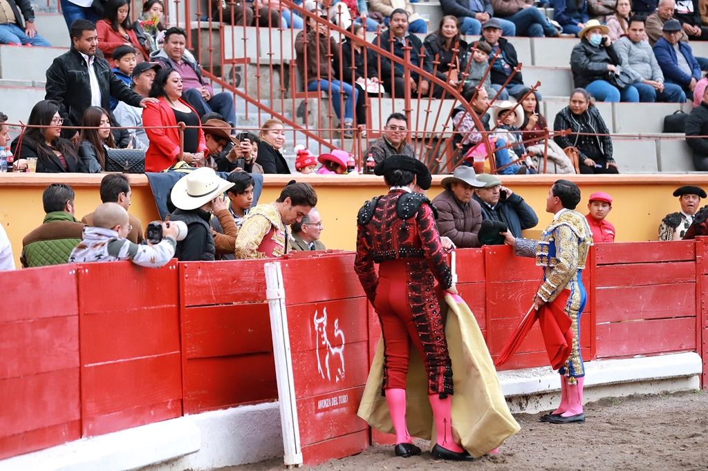 Isaac Fonseca a hombros en la Corrida Navideña de Apizaco dónde Luis ...